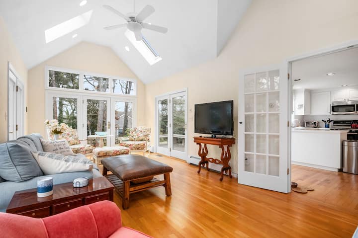 Sandy Spot: Walk To Beach, Sleeps 10 - Harwich, MA