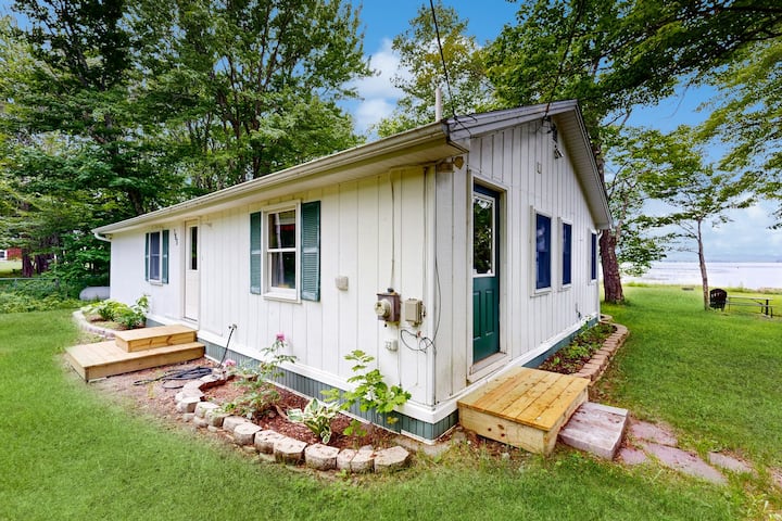 Lakefront 2br Cabin On North Pond, Beach Access - Fairfield, ME