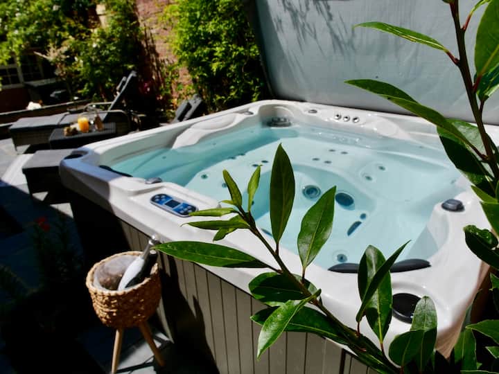 Executive Suite With Private Hot Tub Skytv - Saffron Walden