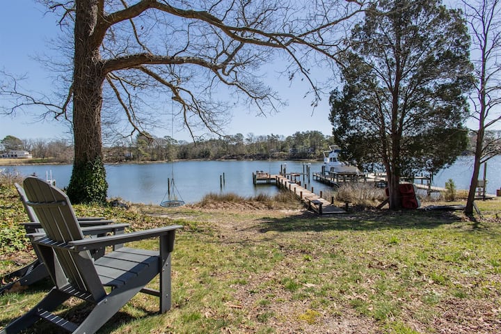 Beautiful Waterfront Home W/ Dock, Fire-pit & Deck - Deltaville, VA