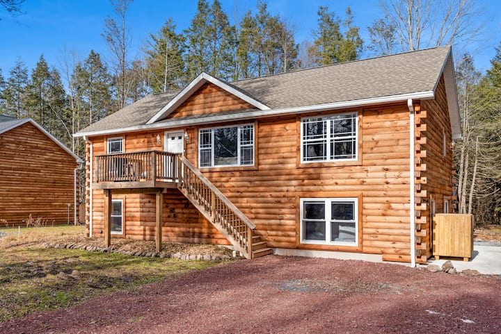 Cozy Cinema Cabin: Theater, Hot Tub & Game Room - Arrowhead Lake, PA