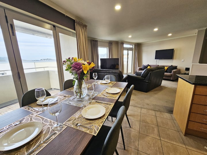 Space Galore! Modern Home 5 Beds - Wellington