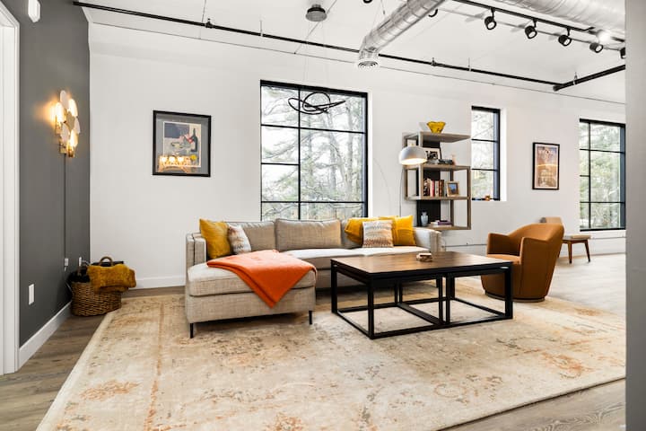 East Side Design: Luxury Condo With 10 Rooftop Hot - Traverse City, MI