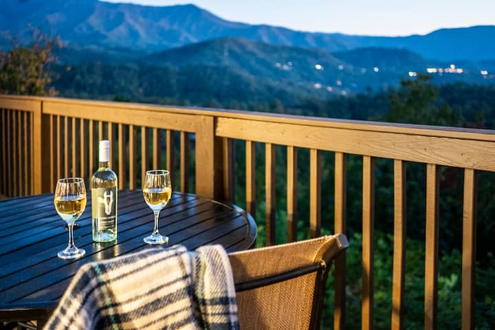 Spacious 3bd Chalet W/ Views! Hot Tub + Near Town - Gatlinburg, TN