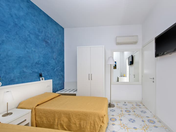 Double Or Twin-ensuite With Shower-camera Blu - Anacapri