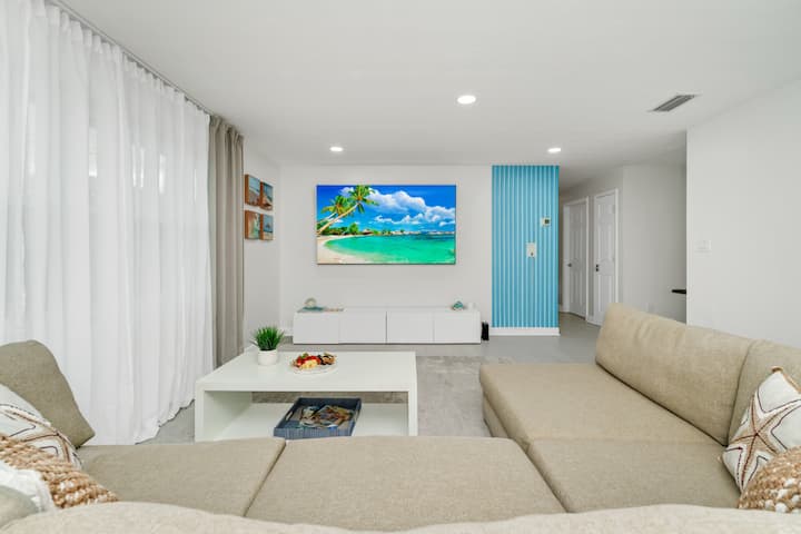 Hot Tub - Pool Table - King Bed Retreat Near Beach - Cape Canaveral, FL