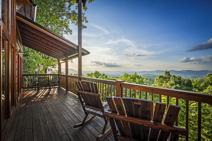 Amazing View Lodge, Your Ultimate 5-bedroom Cabin - Gatlinburg
