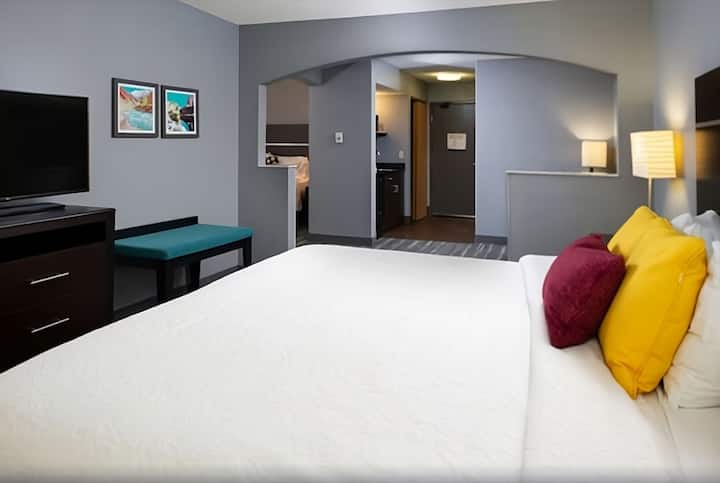 Discover Glenwood Springs! Free Breakfast, Pool! - Glenwood Springs, CO