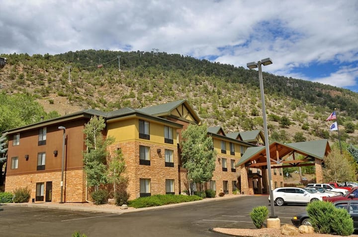 Your Perfect Stay Awaits! Pool, Free Breakfast! - Glenwood Springs, CO