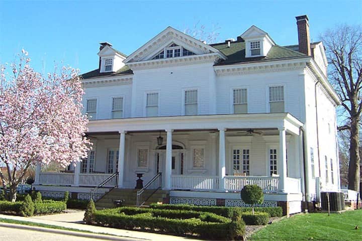 Pasfield House Historic Hotel: The George Suite - Springfield, IL
