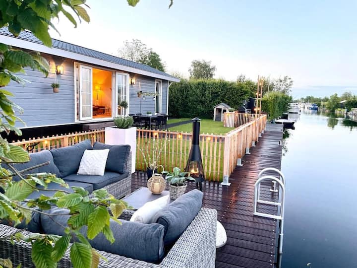 New- Waterhouse Linada, On A Lake Near Amsterdam - Weesp