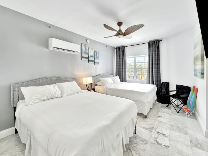 Stylish Studio Steps From South Beach - Sleeps 4! - Miami Beach, FL