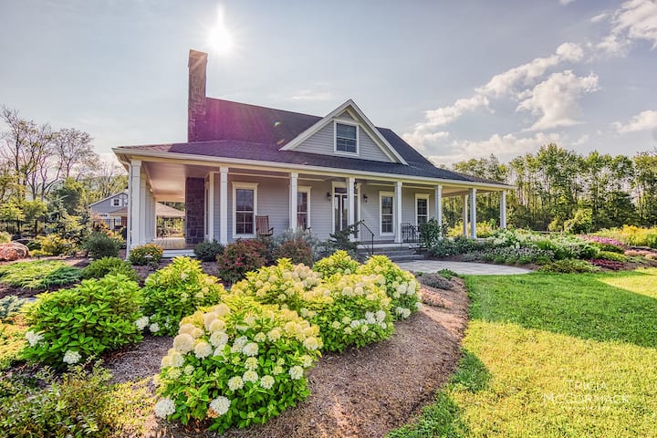 Mountain Blossom Retreat By Evergreen Home - Lake Onota, MA