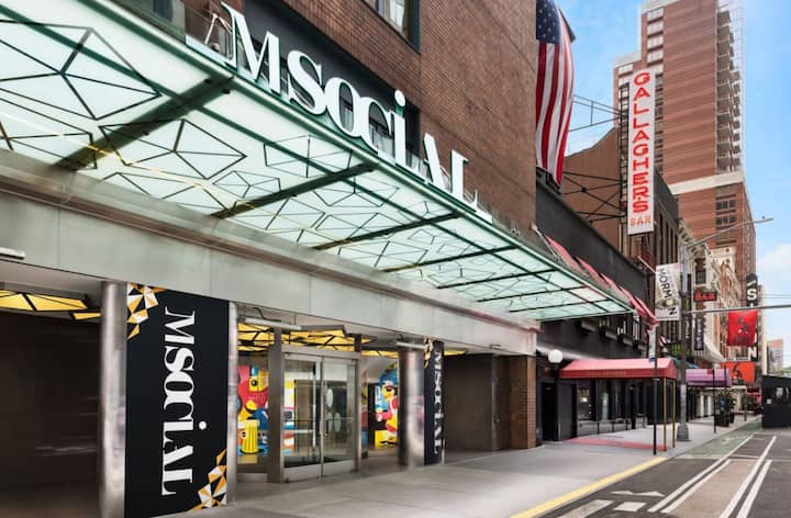 Times Square Views | Bar. Fitness + Rooftop Bar - New York City