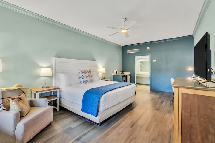 1 King Bed At Pet Friendly Hotel! - Destin, FL