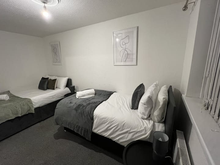 1bd House With Private Parking - Birmingham