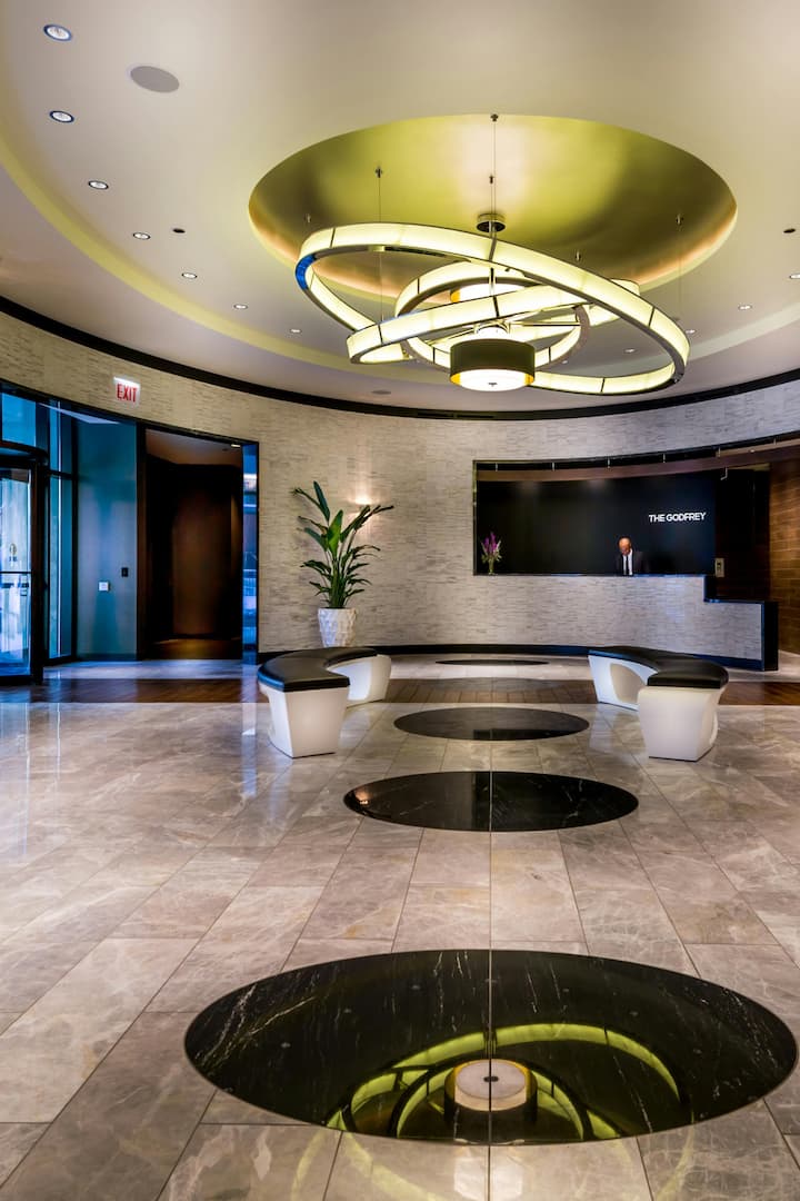 Onsite Spa And Indoor/outdoor Rooftop Bar - Chicago