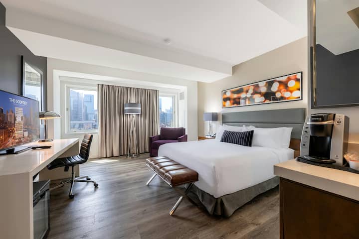 Onsite Spa And Indoor/outdoor Rooftop Bar - Chicago, IL