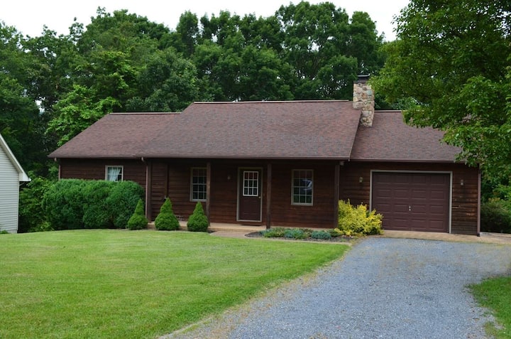 Hot Tub, Pool Table, Large Yard, Billiards Room - McGaheysville, VA