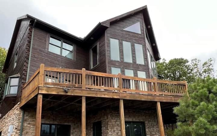 2 Primary Suites | Spacious Log Home | Mtn Views - Massanutten, VA