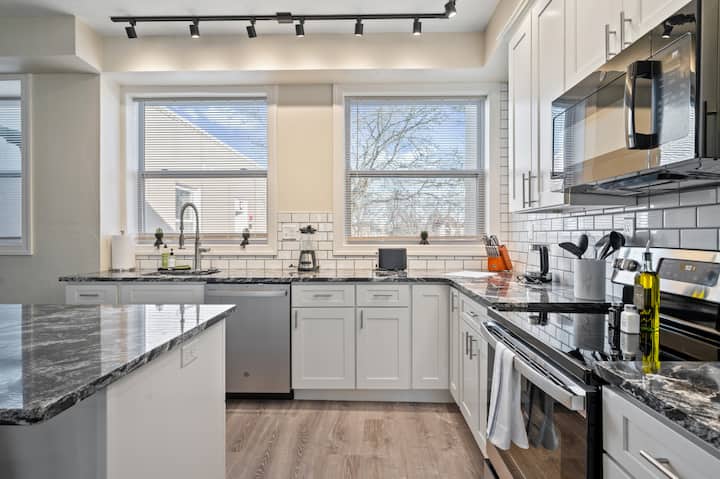 Bright & Upscale|king Bed|free Parking W/workspace - Pittsburgh