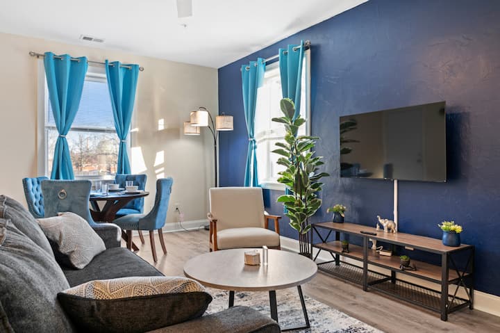 Cozy & Bright King Bed Suite W/ Free Parking! - Pittsburgh, PA