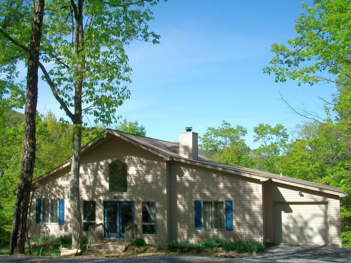 Spacious 6-bedroom Home; Top Of Mtn; Pet Friendly! - Harrisonburg, VA