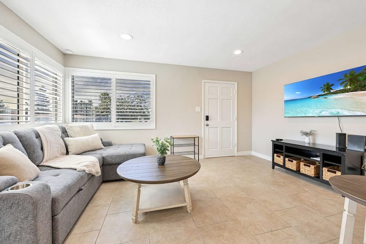 2 Homes In 1! | Sleeps 18 | 10 Min To Zoo & Beach - San Diego, CA