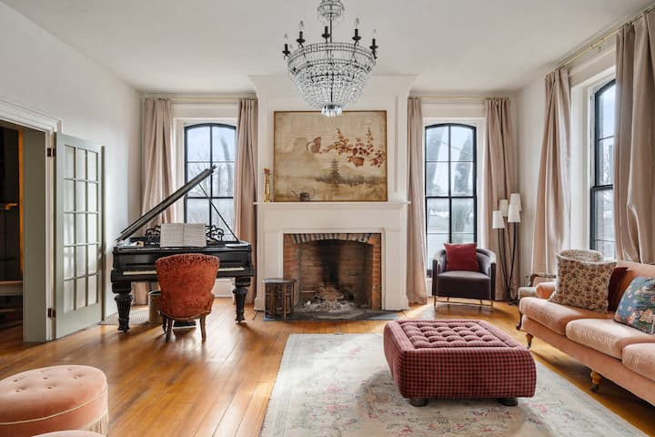 Mansion | Renovated Historic Estate| Speakeasy - Louisville