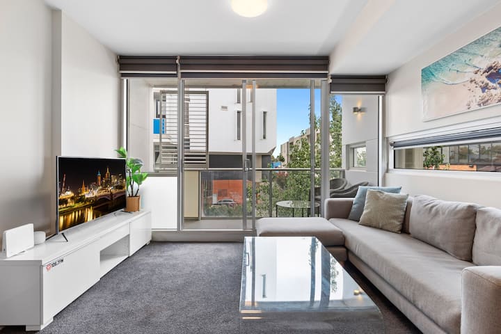 Fitzroy North 1-bed With Balcony By Edinburgh Park - 멜버른