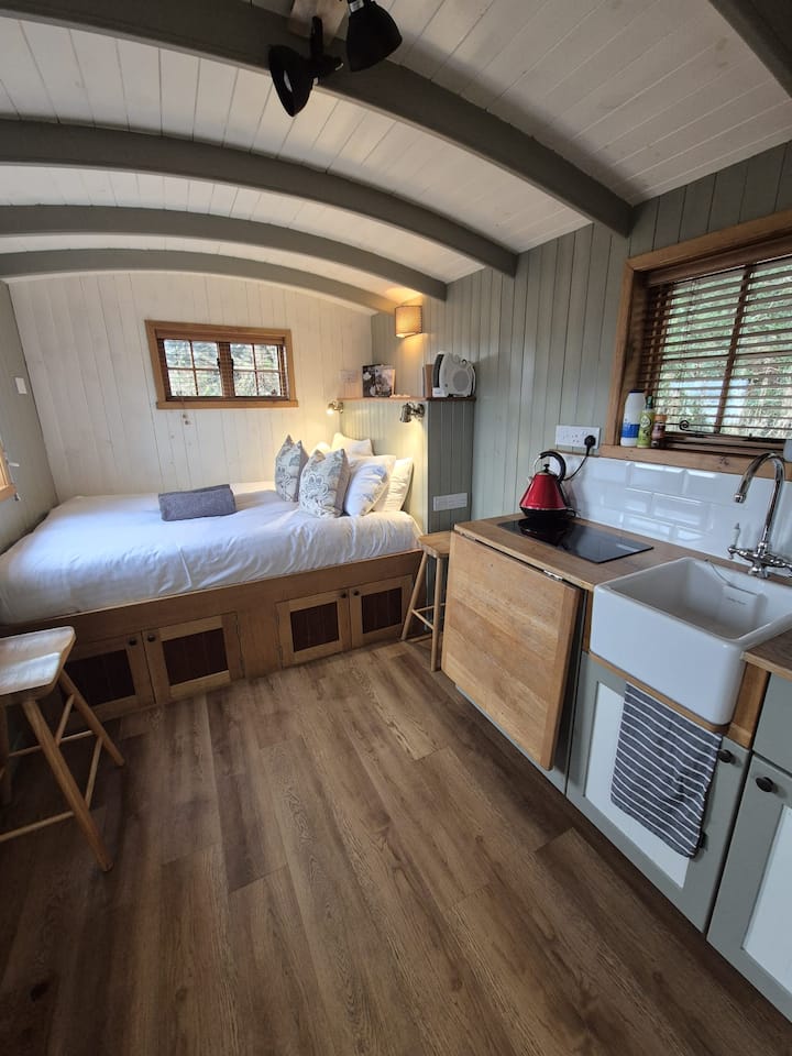 Large Shepherd’s Hut With Sea Views - Skye