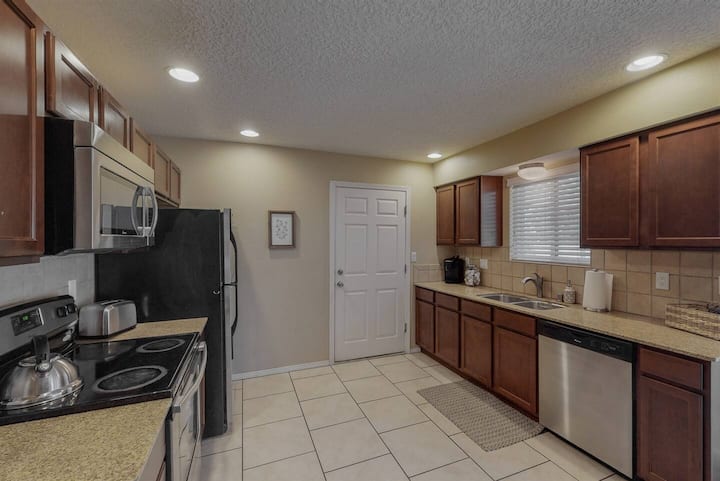 El Paseo Reale, Near The Foothills - Albuquerque