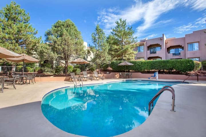 Discover Sedona! Outdoor Pool, Full Kitchen! - Oak Creek Canyon, AZ