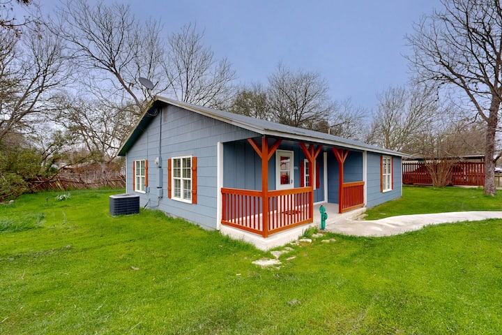 In-town 3br W/ Bbq Pit, Walk To Medina River - Bandera, TX