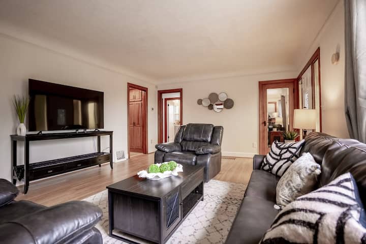 Burien's 3-br Middle Unit Retreat With Deck Bbq - Burien, WA