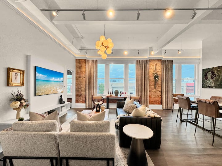 Living Art Gallery- Historic Loft In Downtown - Pensacola, FL