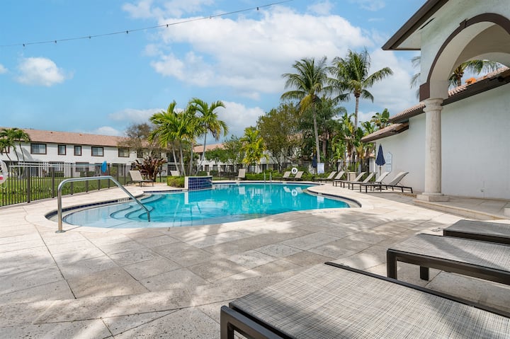 Renovated Townhome W/ Lakeview In Gated Community - Golf, FL