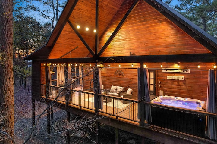Romantic Secluded Cabin Sauna, Hot Tub, Games - United States
