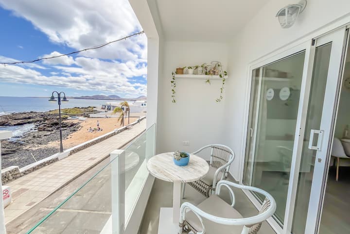 Casa Burgao 2 On The Front Line With Seaview - Graciosa
