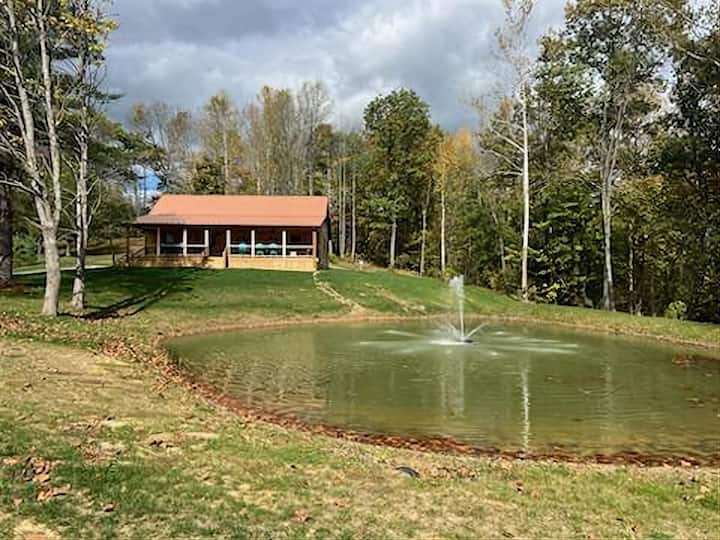 Bear's Den - Natalie's Log Cabin - Nashville, IN