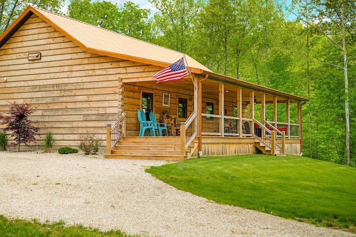 Bear's Den - Natalie's Log Cabin - Nashville, IN