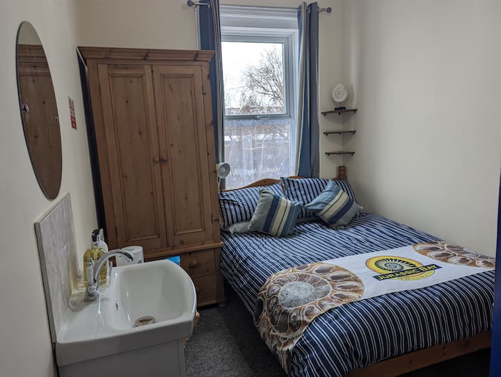 Silver Double Suite + Private Shower - Weymouth