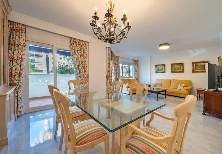 Spacious & Central 4br Apart., Steps From The Sea - Marbella
