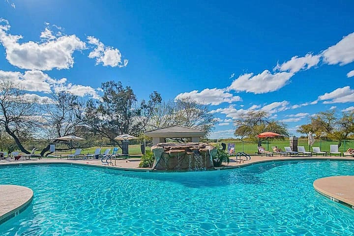 Relax & Recharge | Pool, Hot Tub & Gym Nearby - Phoenix, AZ