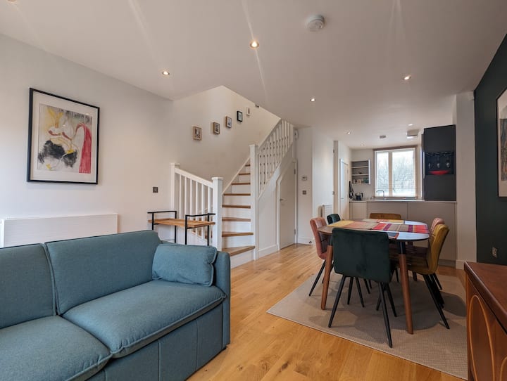 Award-winning 2-bed Contemporary House | Parking - Salford