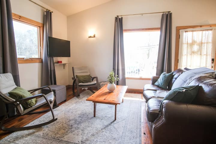 Bull Durham: Proximity + Amenities & Easy Check-in - Durham, NC