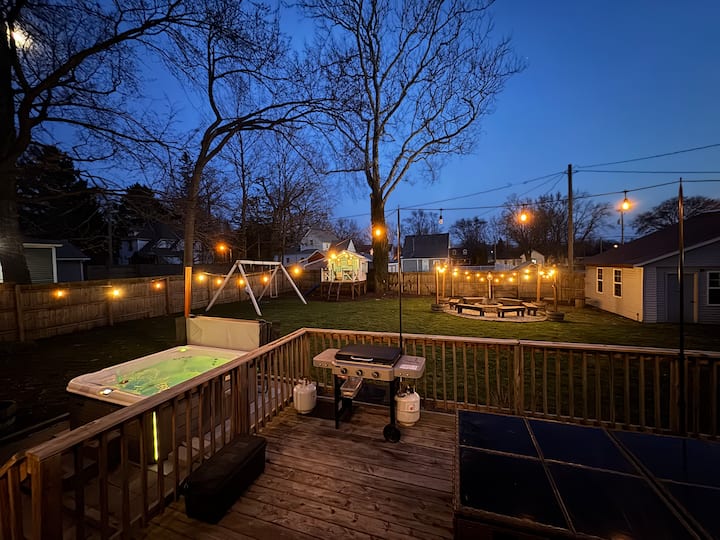 Walk To Beach & Downtown • Fenced Yard • Hot Tub - South Haven, MI