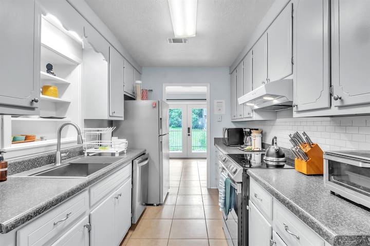 Hummingbird Hideaway By Onehometown Getaways - Starkville, MS