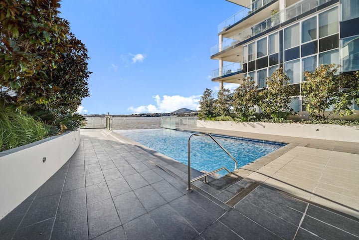 Canberra Lakefront 2-bed With Pool, Gym & Parking - Canberra
