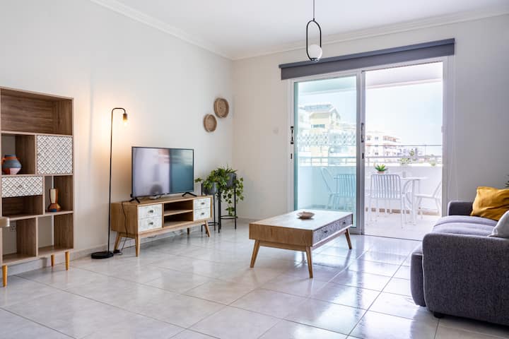 Sweet Retreat 2-br Apartment In Mackenzie - Ларнака